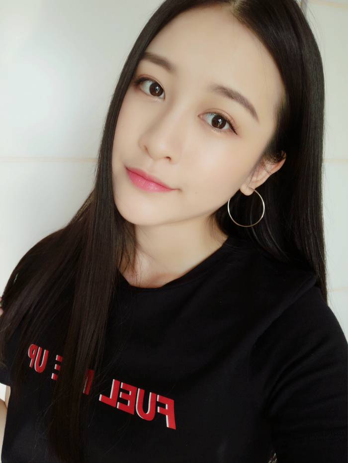 周洛伊 三亚学院毕业 双鱼座 22岁 身高166cm 体重47kg 喜欢旅游 拍照