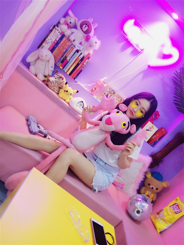 周洛伊 三亚学院毕业 双鱼座 22岁 身高166cm 体重47kg 喜欢旅游 拍照