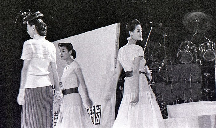 上世纪八十年代，台湾模特在北京表演时装秀，造型夸张很有创意|棒针衫|服装|滑雪衫_新浪新闻