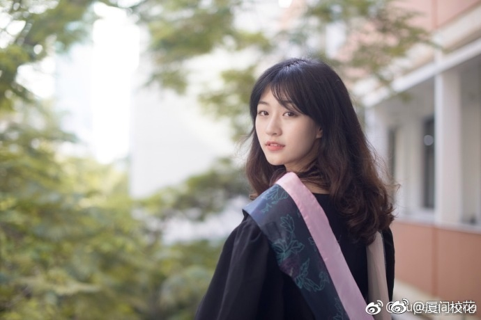 她叫司宇彤，95年，毕业于厦门大学，身高173cm