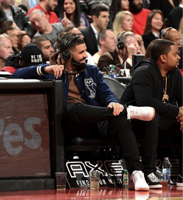 浑身都是戏！Drake 被抓包偷喝调酒 慌张反应令数万网民疯传！