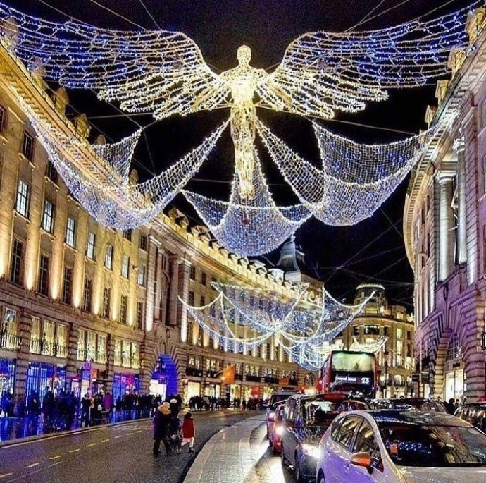 伦敦Regent Street的天使圣诞灯点亮了
