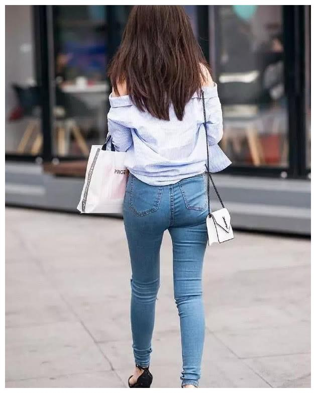 长发飘飘的牛仔裤美女，窈窕的身姿，留下一个美丽迷人的背影！