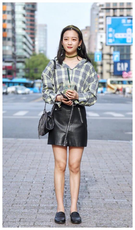 杭州街拍：穿衬衫半裙的姑娘超美超有气质