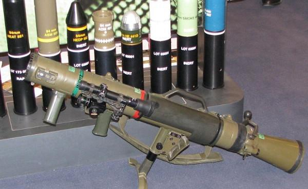 美军装备的火箭筒12P，M72 LAW和卡尔古斯塔夫M3型火箭筒