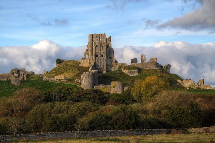 两城堡，一边冷冷清清废墟，一边数以万计哈利迷们来此学魔法|阿尼克城堡|阿尼克|废墟|科夫|魔法_新浪新闻