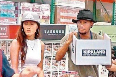 张震岳晒儿子正面照！扒扒情场浪子回归家庭变奶爸的六大男星