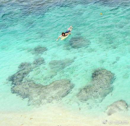 蓝点沙滩（Blue Point Beach）位于巴厘岛南端的武吉半岛乌鲁瓦图断崖