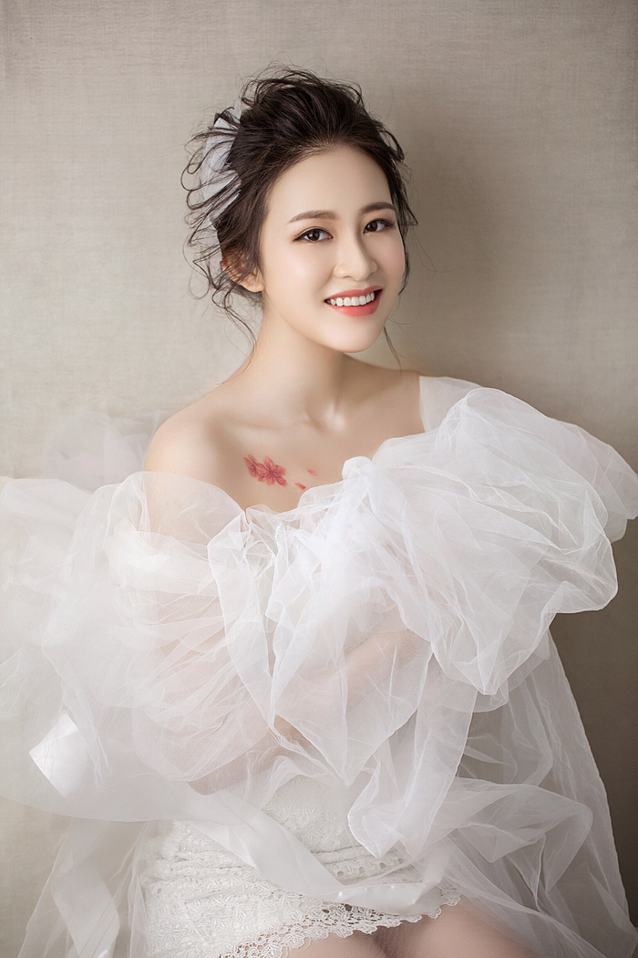 三亚学院毕业的，双鱼座妹子-周洛伊，22岁，身高166，体重47kg