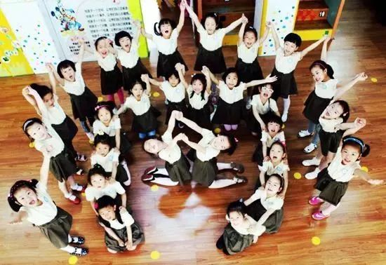 【毕业季】幼儿园里毕业照——教你拍出爆款范儿~|小团体|女生|毕业照_新浪新闻