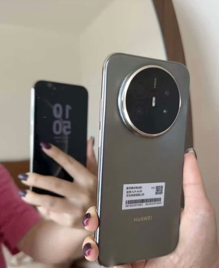 华为Mate70Air真机曝光，居中大圆镜头单孔四曲屏__财经头条__新浪财经