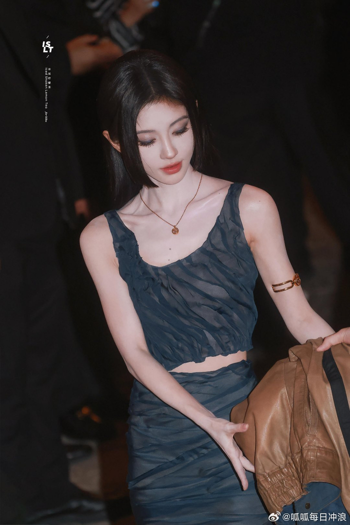 丁禹兮鞠婧祎常华森黄铉辰亮相米兰时装周versace秀场|鞠婧祎|常华森|丁禹兮_新浪新闻