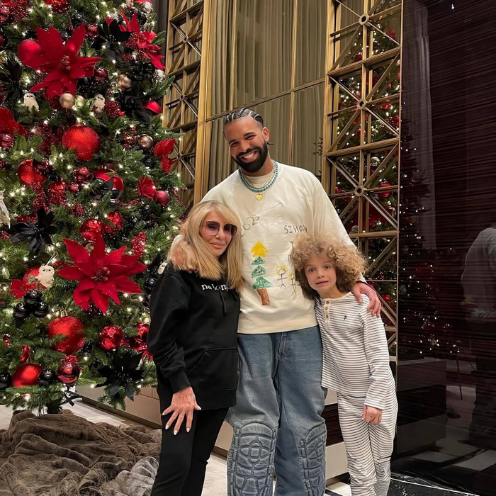 Drake携母亲Sandi Graham与儿子Adonis共度新年__财经头条__新浪财经