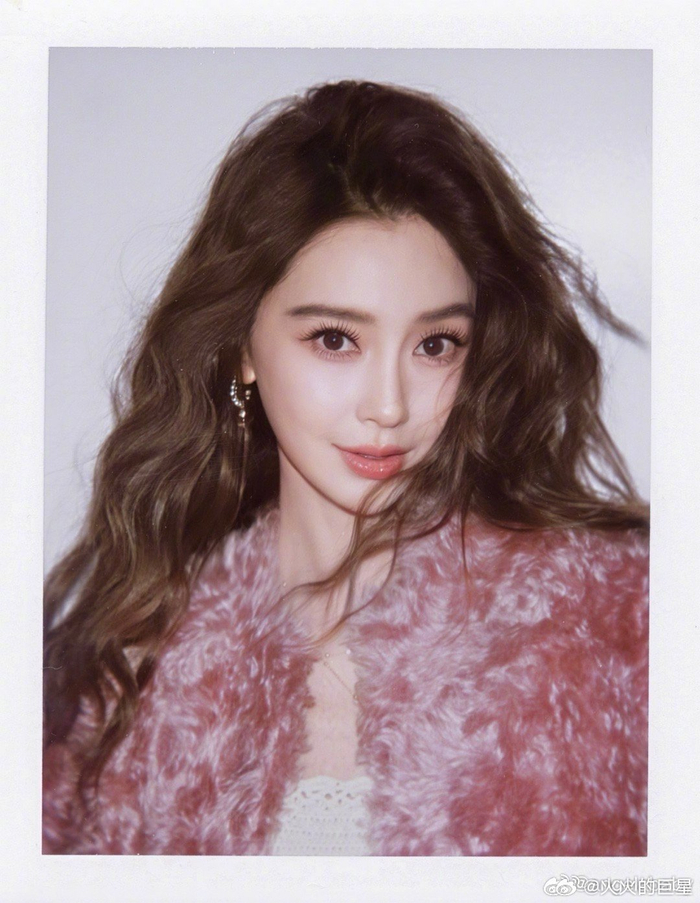 Angelababy跨年亮片撕拉片造型引热议|权威_新浪新闻