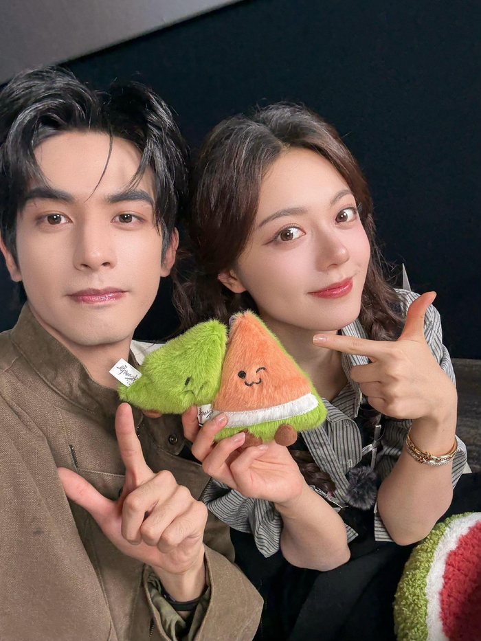 宋威龙赵今麦晒自拍合照|森哥_新浪新闻