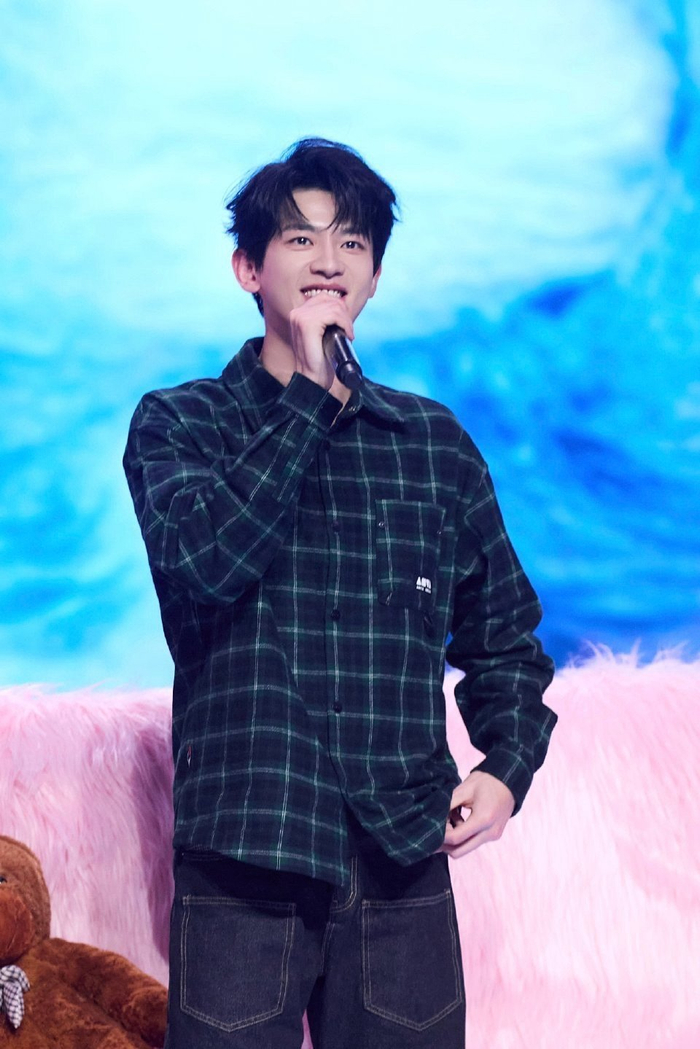 辛云来东方卫视跨年彩排裤子疑似穿反_新浪新闻