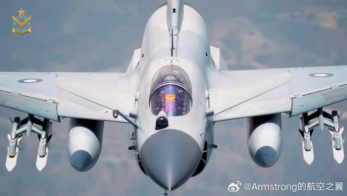 巴基斯坦空军展示歼10CE与JF17C战机实拍画面__财经头条__新浪财经