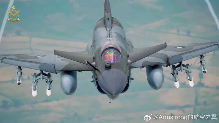 巴基斯坦空军展示歼10CE与JF17C战机实拍画面__财经头条__新浪财经
