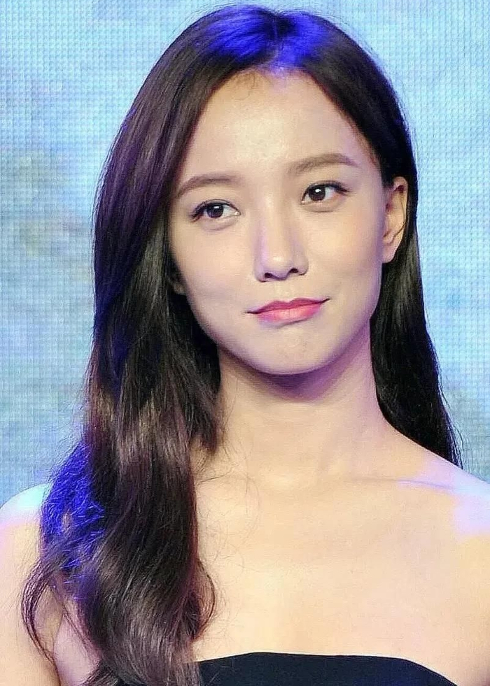 气质女神王珞丹，优雅迷人！