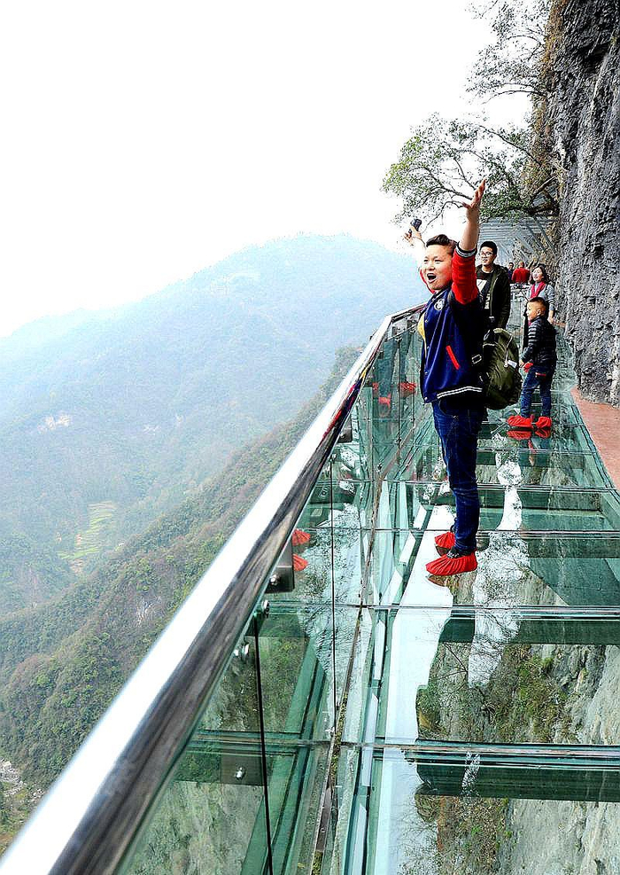 惊险刺激的方山绝壁悬空玻璃栈道