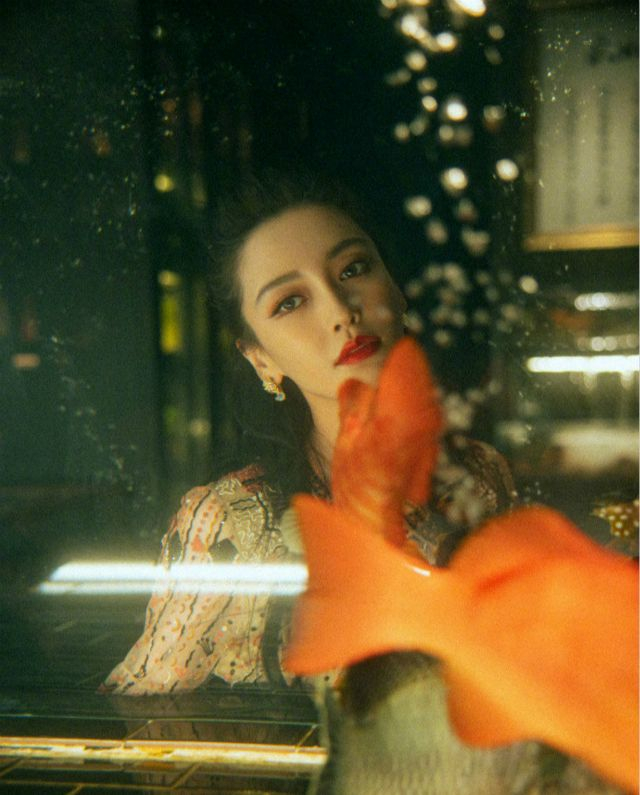 Angelababy最新写真曝光，既妖娆魅惑又显神秘！