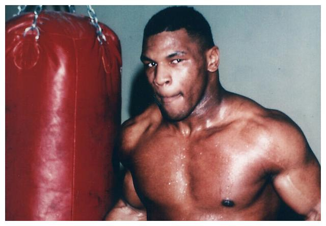 13岁的泰森有多强？体重178斤，直接把17岁拳手打飞__财经头条