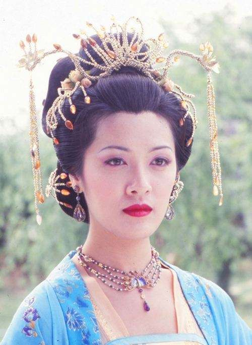 向海岚：气质与个性都挺特别的香港小姐冠军，美艳动人