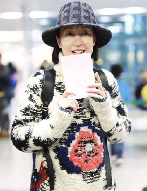 刘敏涛穿出了40＋女人想要的时髦感，毛衣配牛仔裤，简单又高级
