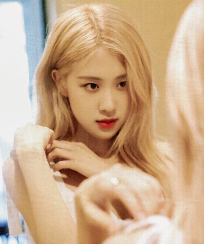 Blackpink的Rosé朴彩英：迷人的微笑，精致的五官，似粉色玫瑰
