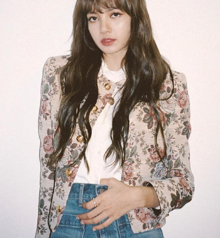 Lisa六月大片出炉，真实模样像芭比娃娃，清新甜美少女魅力