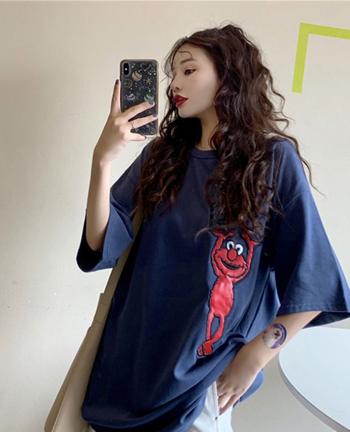 夏季时尚美女模特短袖t恤女宽松bf卡通趣味刺绣圆领上衣潮流街拍