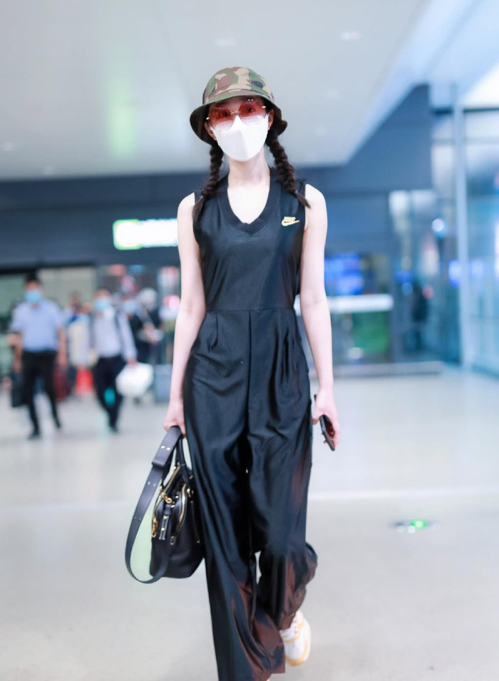 宋轶不愧是身高168的人，扎麻花辫穿连体裤，凹出1米2大长腿