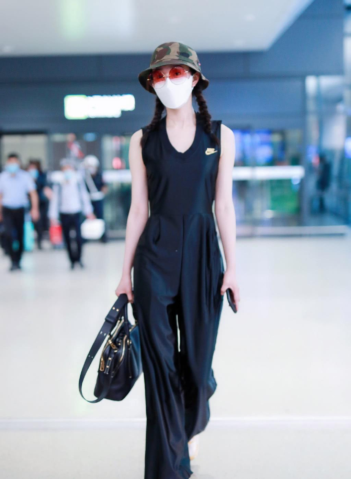 宋轶不愧是身高168的人，扎麻花辫穿连体裤，凹出1米2大长腿