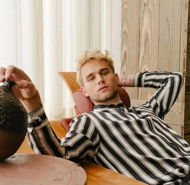 他从不穿奢侈品大牌，却被时尚杂，志誉为最佳穿衣模范