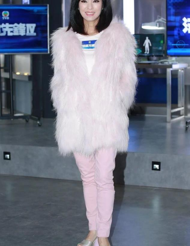 “扮嫩”就服米雪，白T牛仔裤搭双麻花辫，森系清新感满分