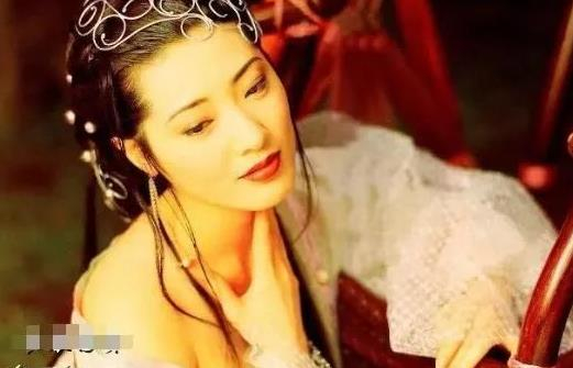 当年的杨思敏有多美？古风穿搭韵味十足，泳装造型性感度爆表