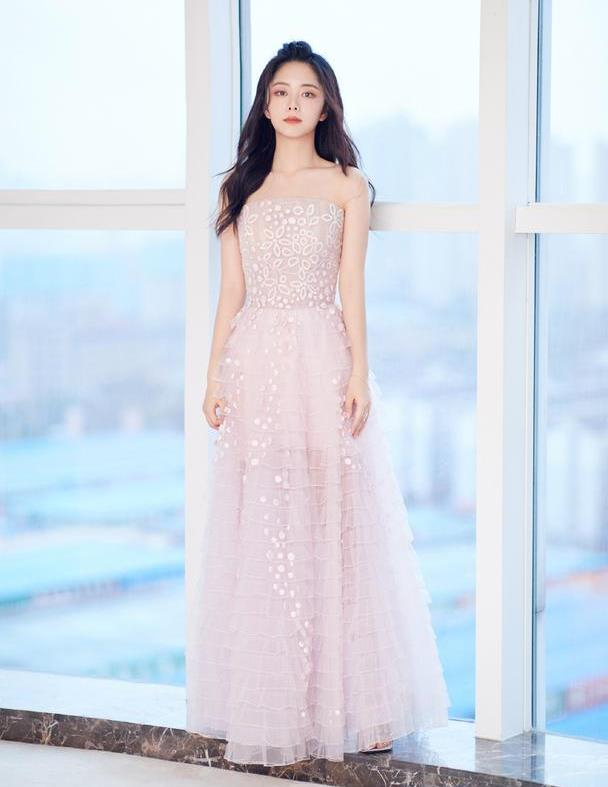 谭松韵新造型好美，一袭水粉色花瓣裙灵动又优雅，完美化身花仙子__财经头条