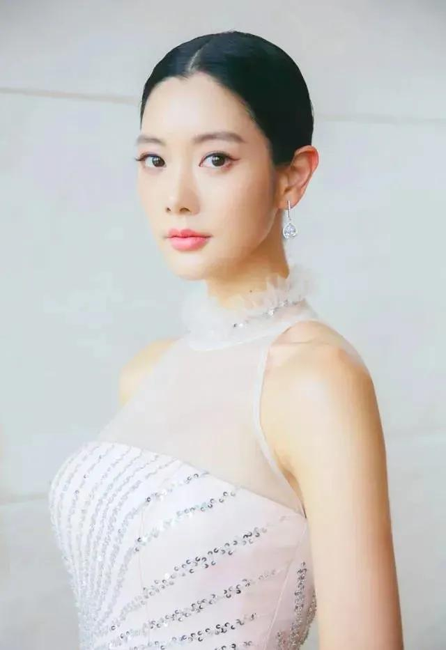 李成敏：妩媚迷人高清写真！