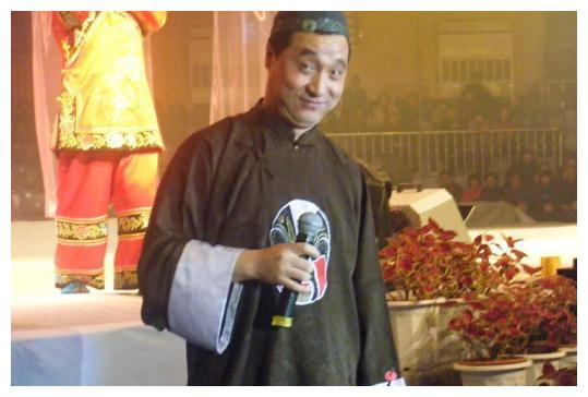 赵本山爱徒二柱子近况曝光，穿大红袄拍夜戏，疑似冷到面部抽搐