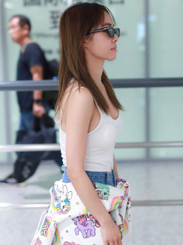 156cm蔡依林，穿拖鞋走机场，居然也这么潮