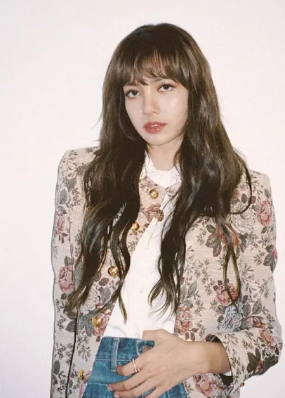Lisa喜提第三个代言，商业价值爆棚，怪不得YG突然开始捧Lisa