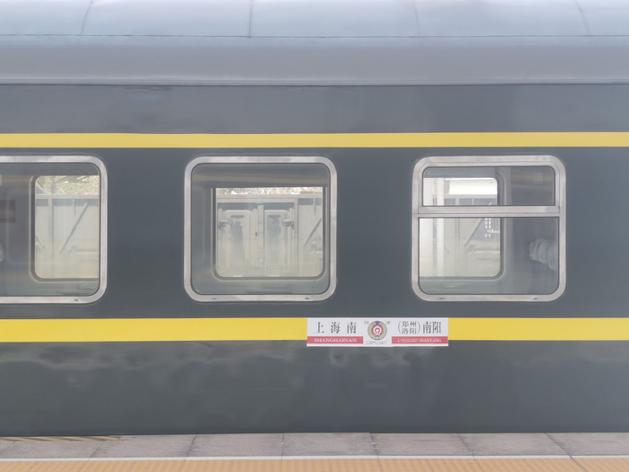 河南南阳：K258次快车停靠南阳站__财经头条