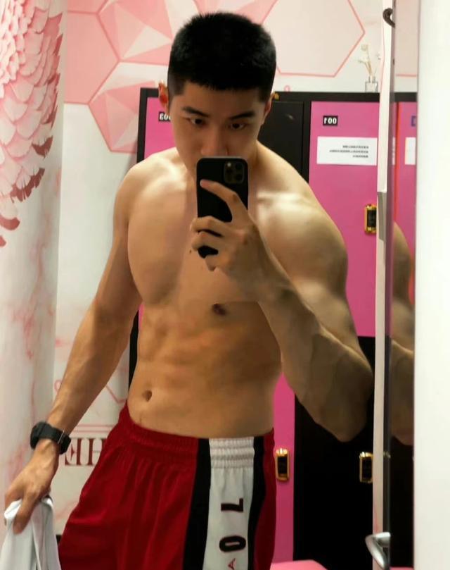 来自北京的寸头肌肉壮男,一身肌肉尽显男儿本色