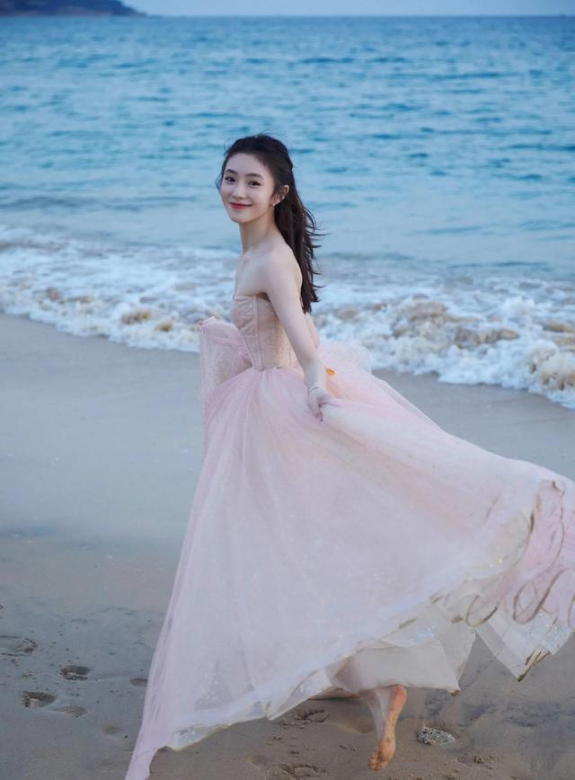 新一代谋女郎，笑颜治愈女神刘浩存高清写真壁纸欣赏