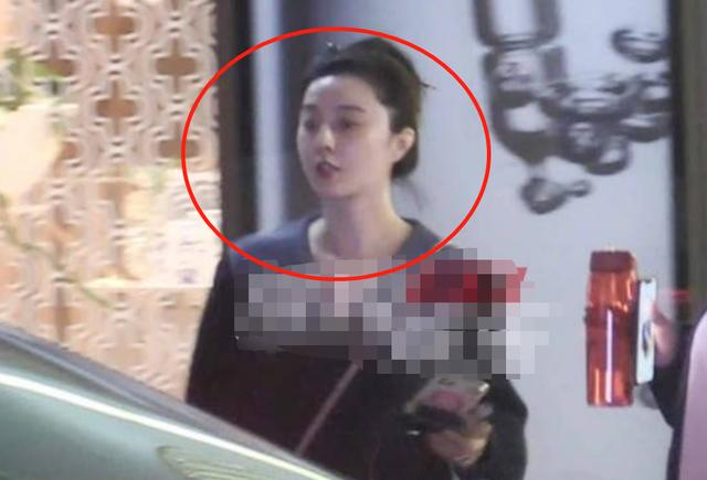 39岁范冰冰现身街头被偷拍！不化妆素颜出门，生图下皮肤白到抢镜