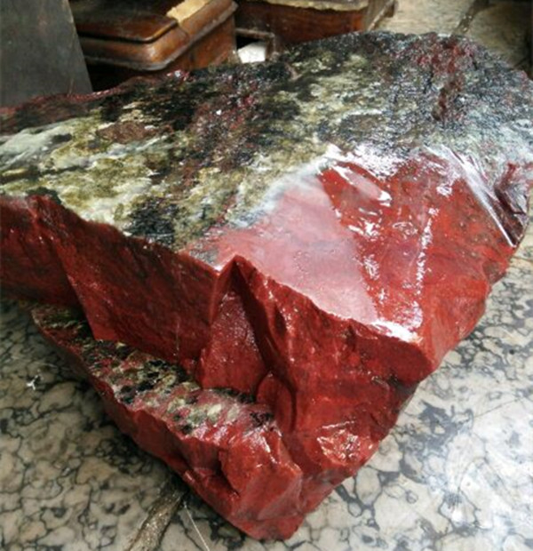 农村大叔山上挖出一红石头，带回家后，笑的合不拢嘴