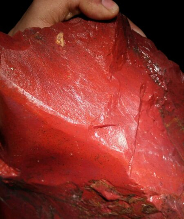 农村大叔山上挖出一红石头，带回家后，笑的合不拢嘴