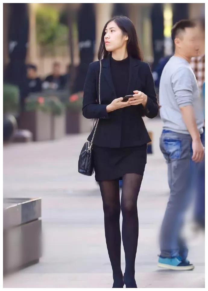 女神脚上穿的一双白色尖头高跟鞋，让她看上去更加的有女人味