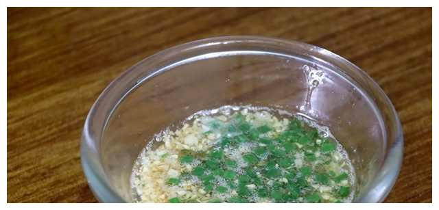 教你调一碗蒜蓉汁,蒸好的生蚝肉蘸着吃,太好吃了