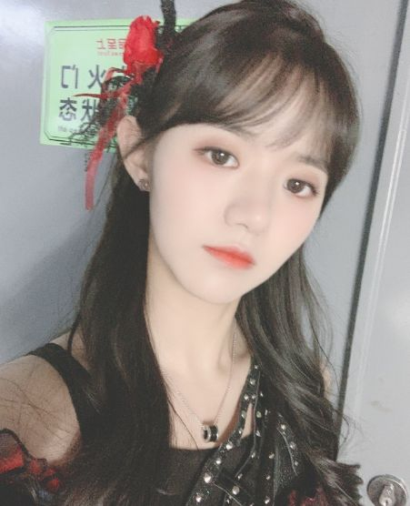 SNH48-姜杉深夜睡前晒出美照，女神和粉丝们说“晚安”